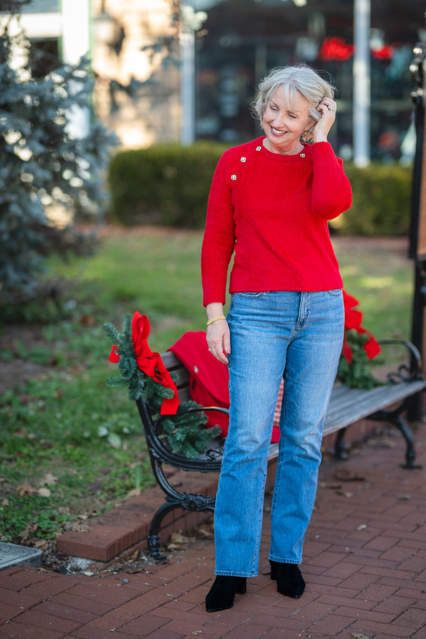 Festive Jeans Looks That Are Flattering and Comfortable for the ...
